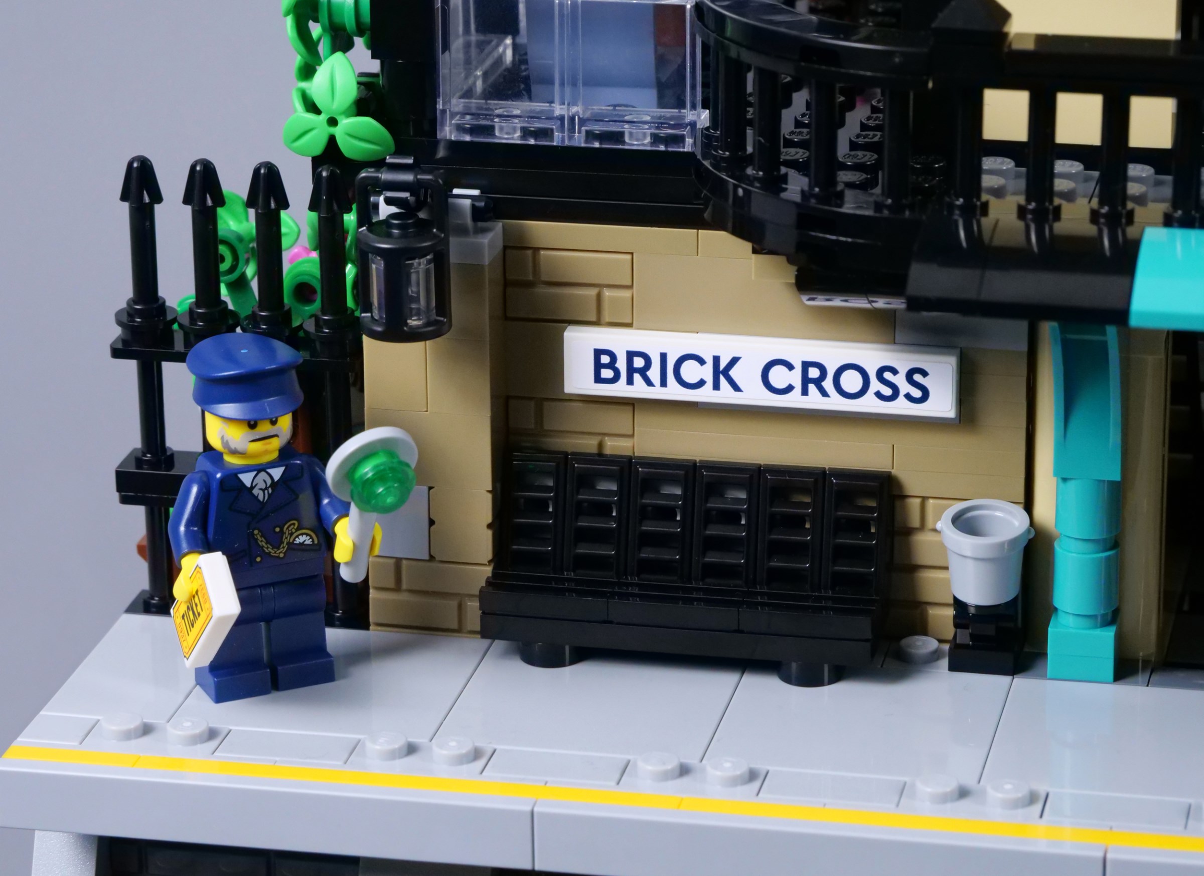 LEGO BrickLink 910034 Brick Cross Train Station review | Brickset